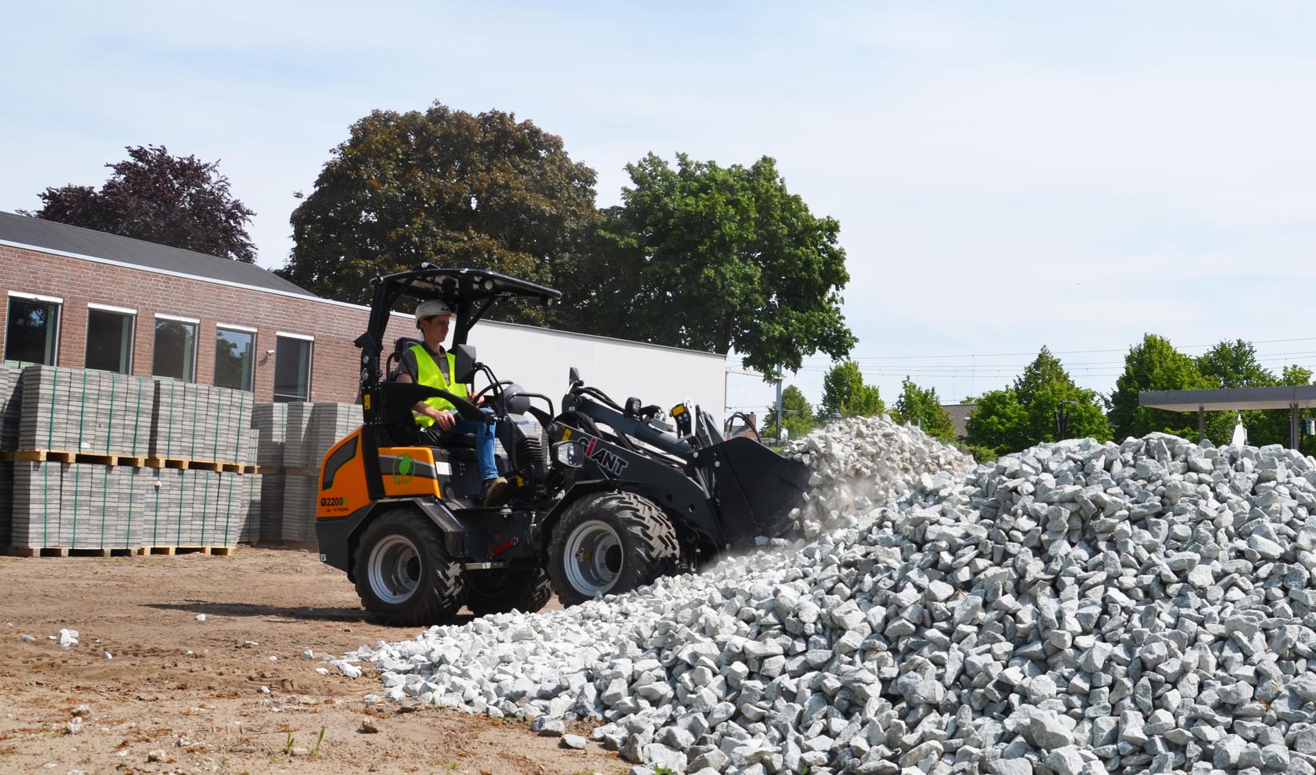 G2200E Series Electric Articulating Wheel Loader - Giant Loaders
