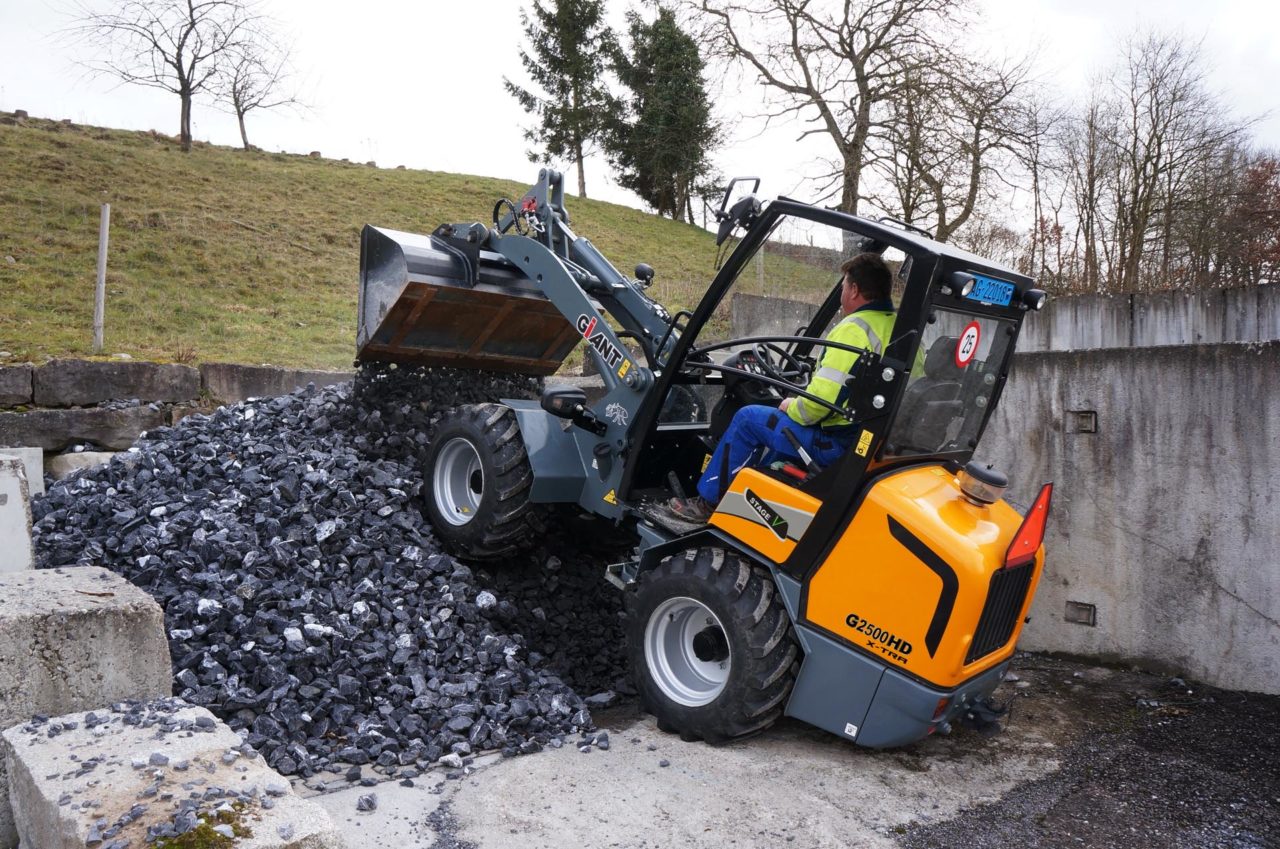 G2500 Series Heavy Duty Articulated Wheel Loader - Giant Loaders