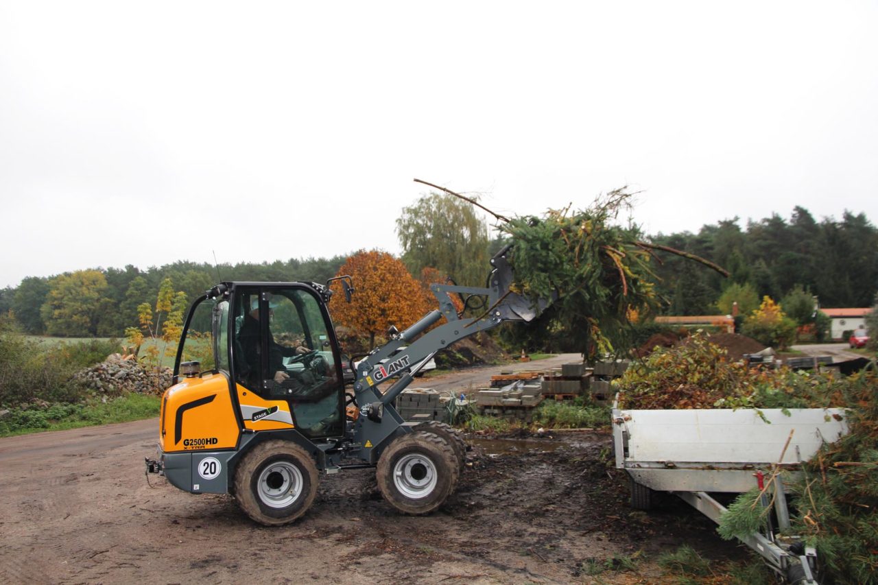 G2500 Series Heavy Duty Articulated Wheel Loader - Giant Loaders
