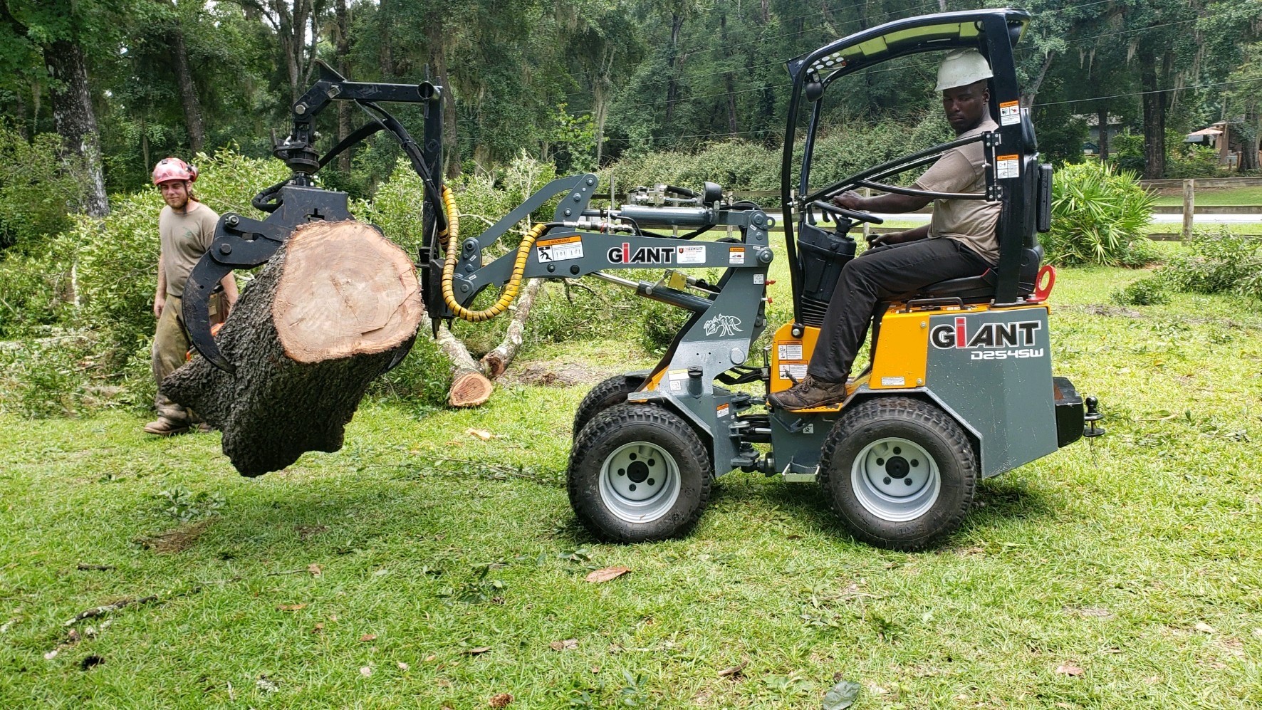 G1200 Sub Compact Wheel Loader - Giant Loaders